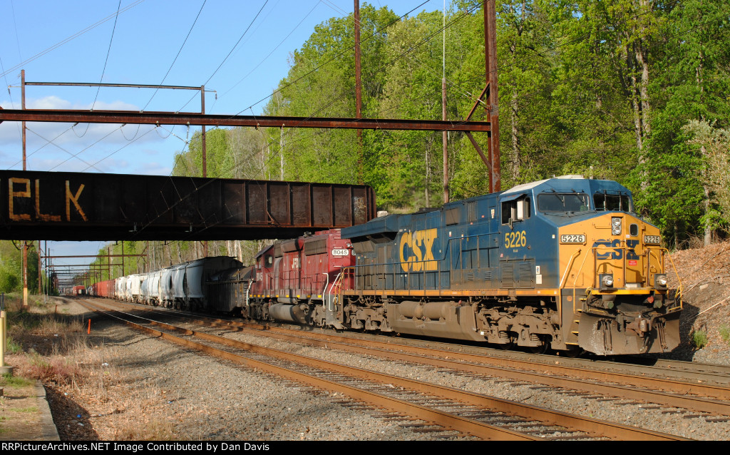 CSX ES40DC 5226 and JFDX SD40-2 8045 on Q439-27